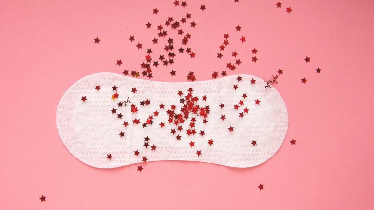 Menarca: entendendo a primeira menstruação | E aí, rolou?